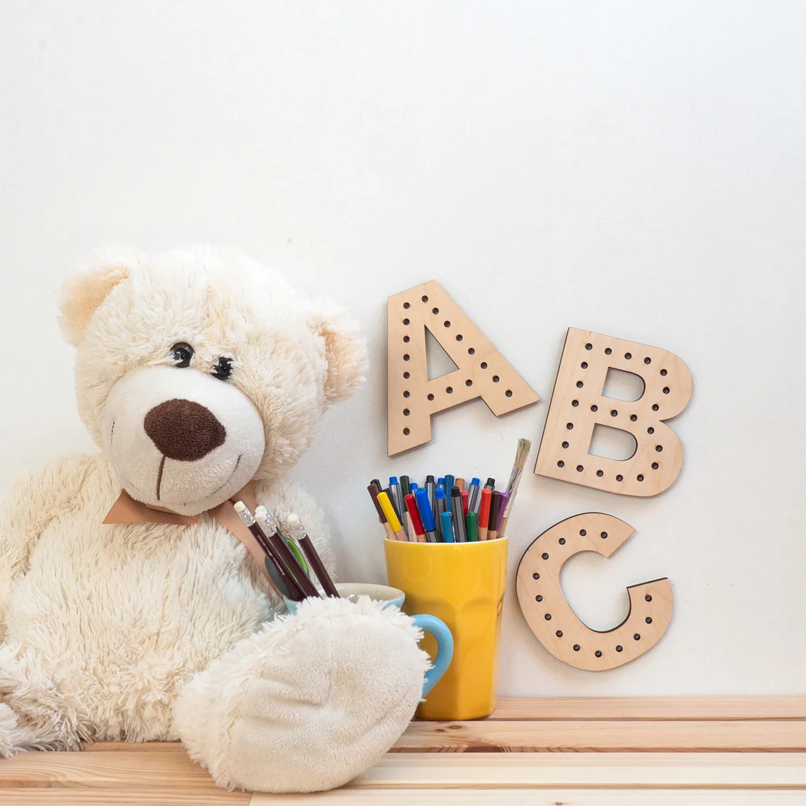 Litere din Lemn 12cm cu gauri pentru personalizari multiple, nume, mesaj